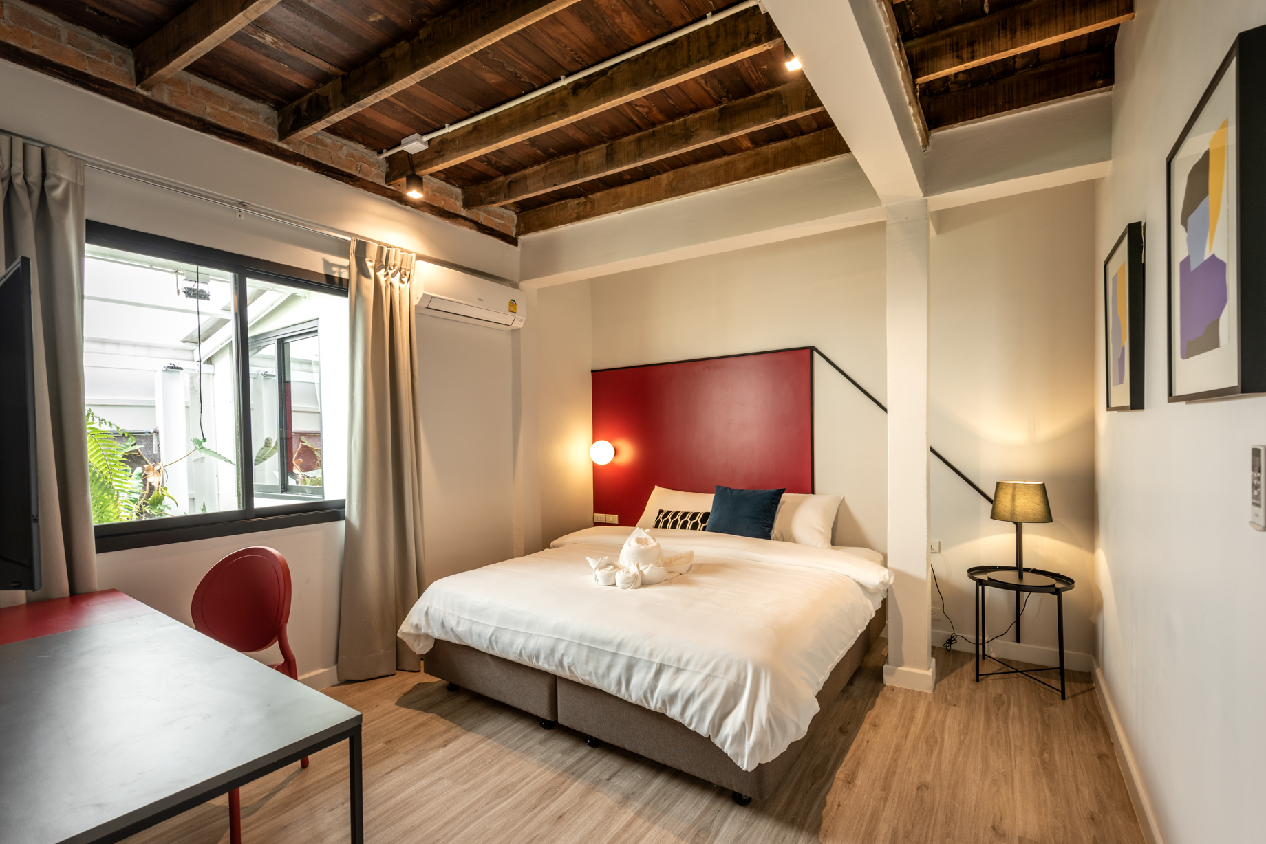 ROOMPINI Hostel ที่พักสุดมินิมอลที่ซ่อนเสน่ห์ของโครงเหล็กไว้ภายใต้ธรรมชาติและงานศิลปะ - SIAM ...